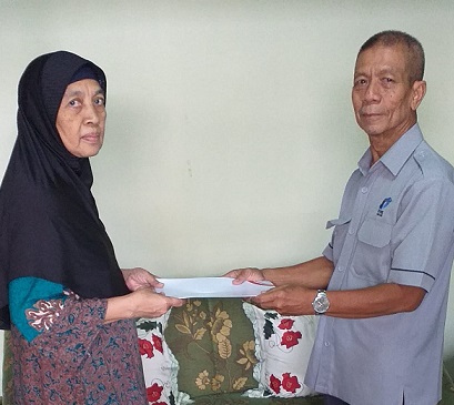 PC Malang Menyerahkan SK Pensiun Janda Kpd 2 PMP – P2Tel