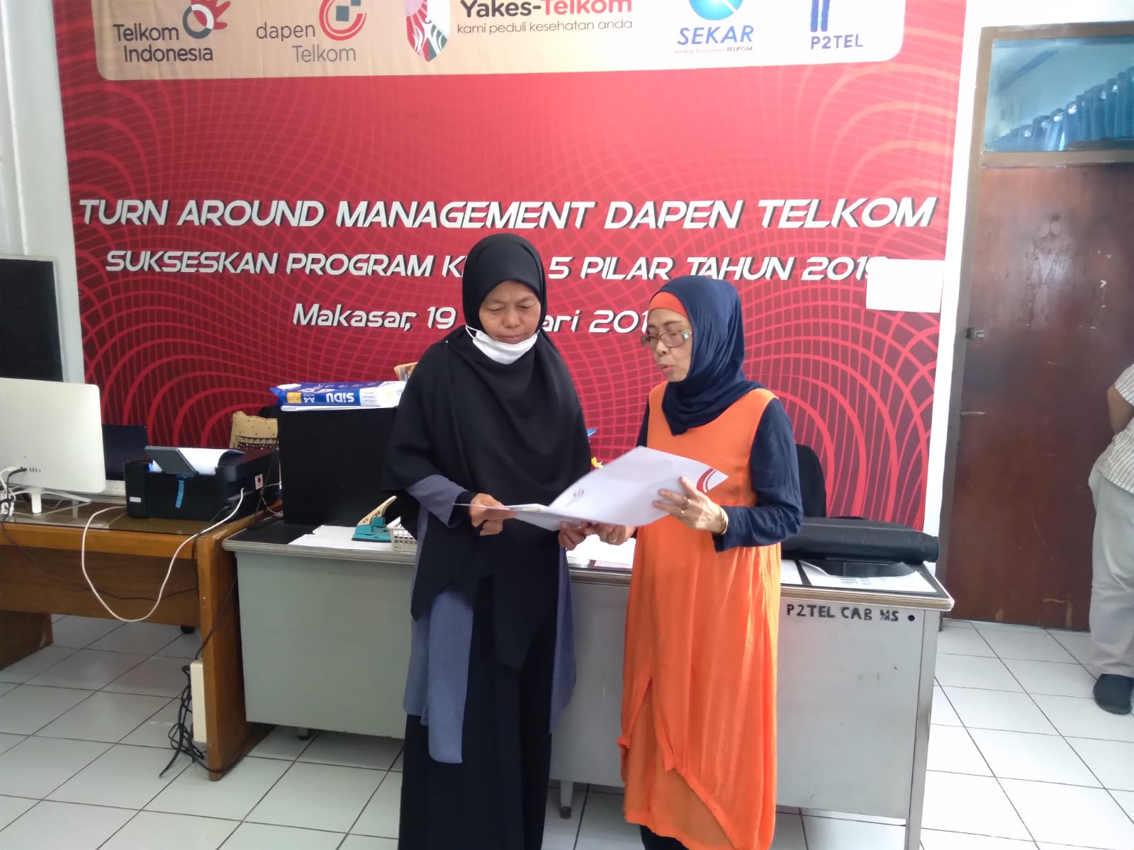 PC Makassar Menyerahkan Dakem Dan SK Janda Kepada 2 AW PMP – P2Tel