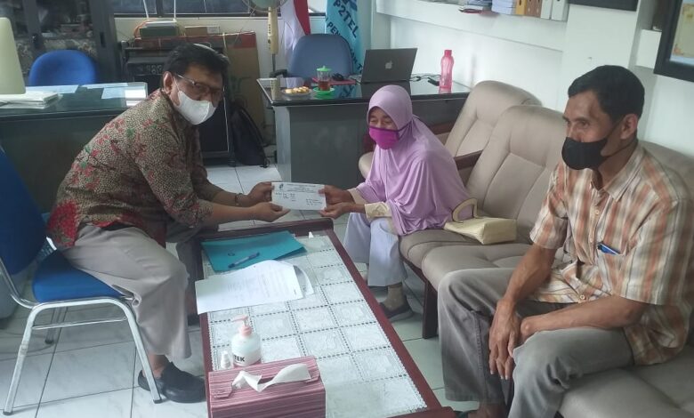 PC Solo Menyerahkan Dakem Dari PP Dan PC Kpd AW Alm Bp Mardi-520949 – P2Tel