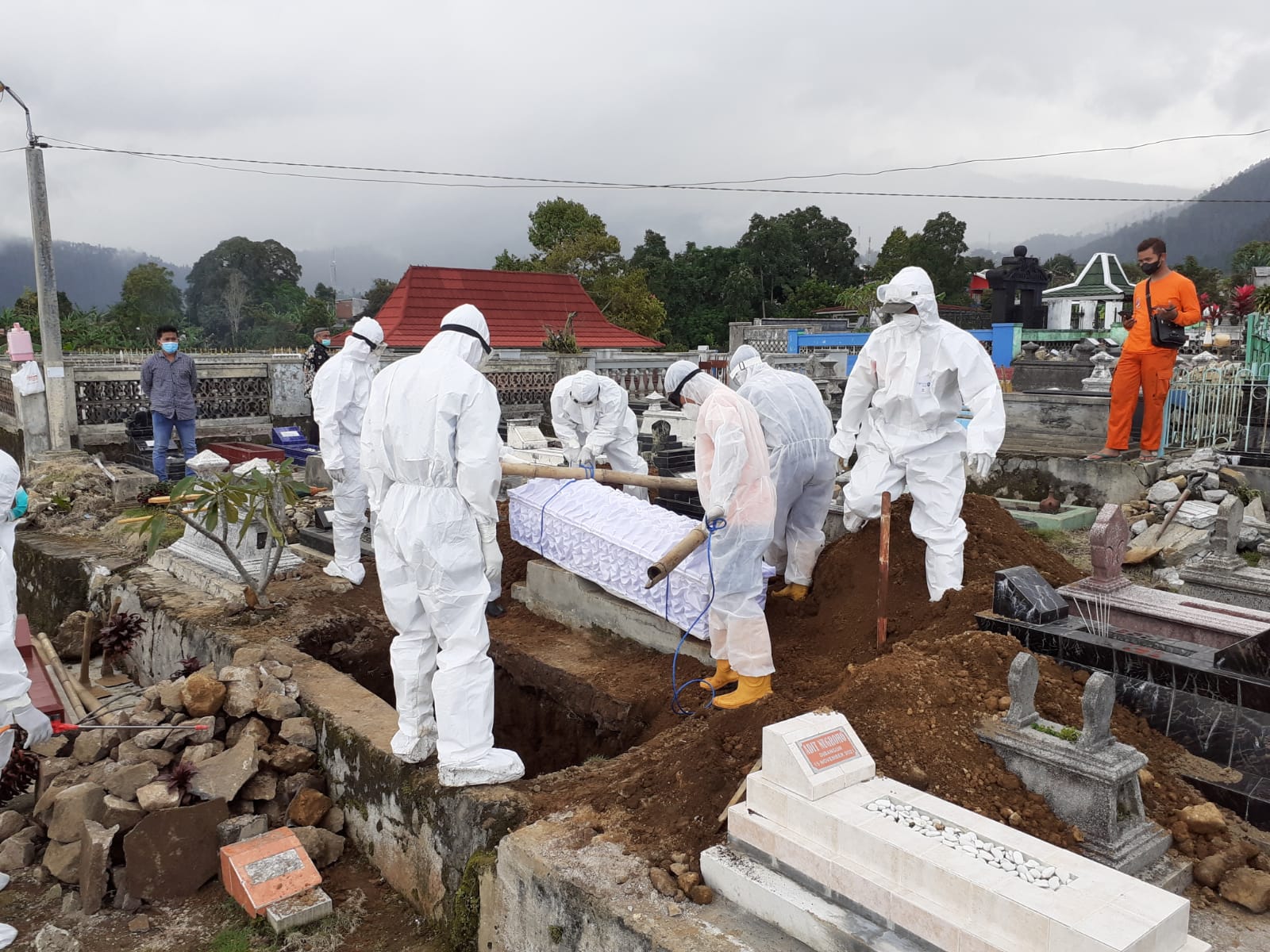 PC Solo Menyerahkan Dakem Dari PP Dan PC Kpd AW Alm Bp Mardi-520949 – P2Tel