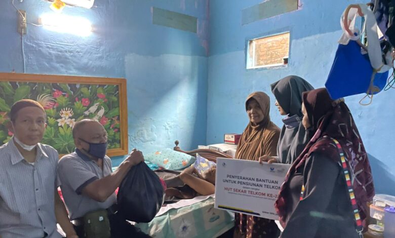 DPD Sekar Telkom Jember Peduli Serahkan 10 Paket Sembako Kpd PMP Banyuwangi – P2Tel