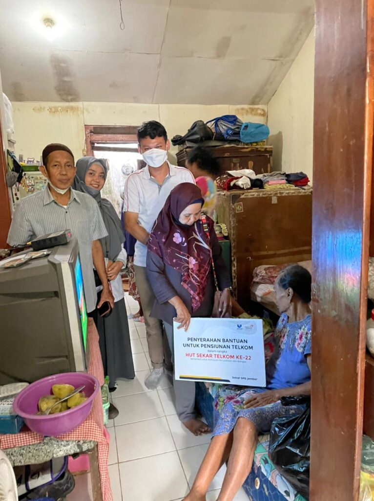 DPD Sekar Telkom Jember Peduli Serahkan 10 Paket Sembako Kpd PMP Banyuwangi – P2Tel