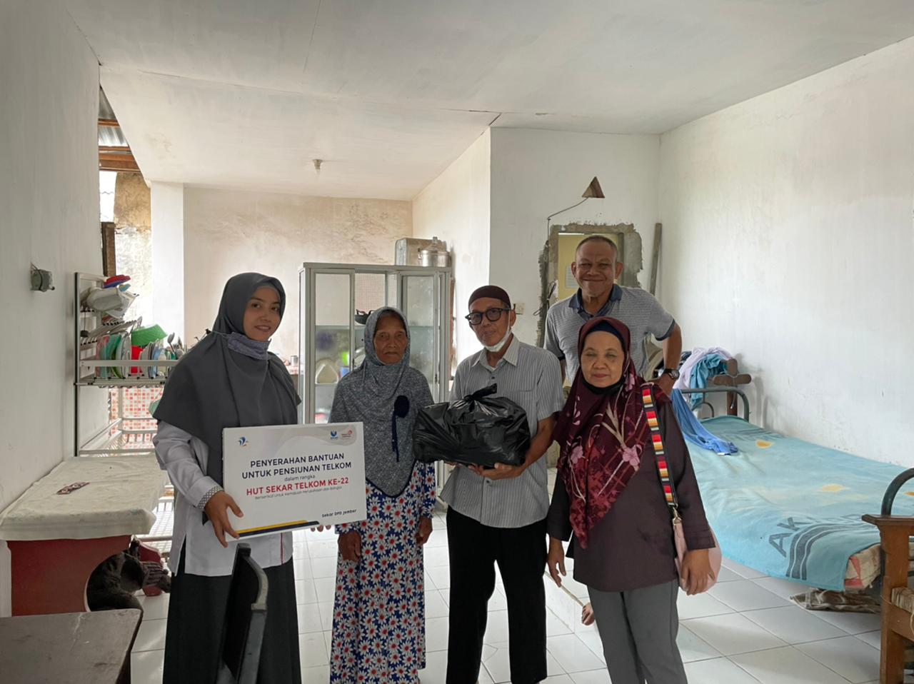 DPD Sekar Telkom Jember Peduli Serahkan 10 Paket Sembako Kpd PMP Banyuwangi – P2Tel